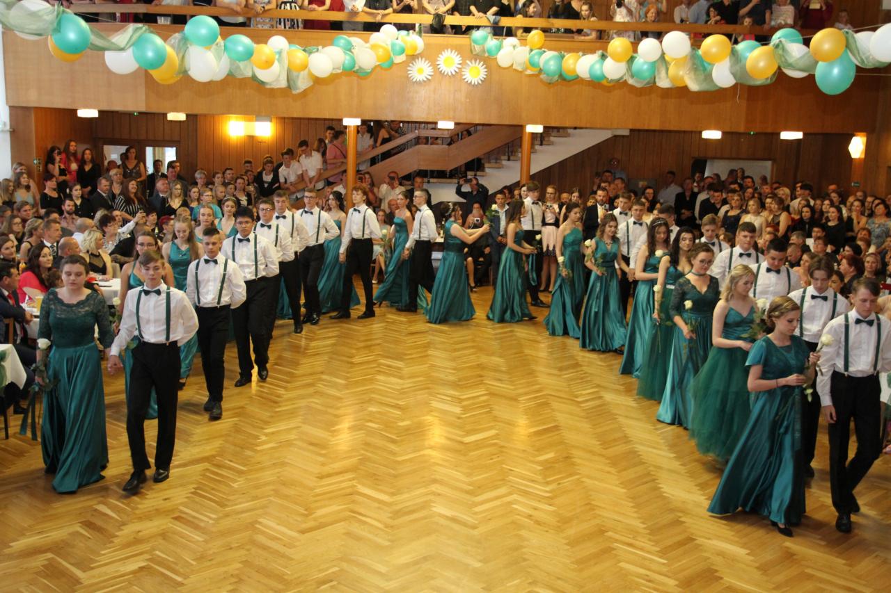 Polonéza 2022- fotogalerie - Oficiální stránky ZŠ a ZUŠ Dolní Němčí